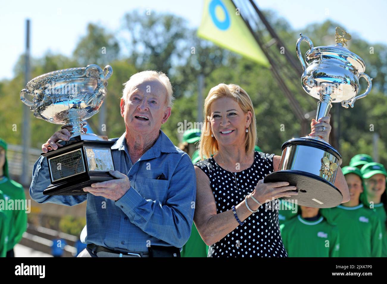 Le leggende del tennis Chris Evert e Rod Laver tengono i trofei ...