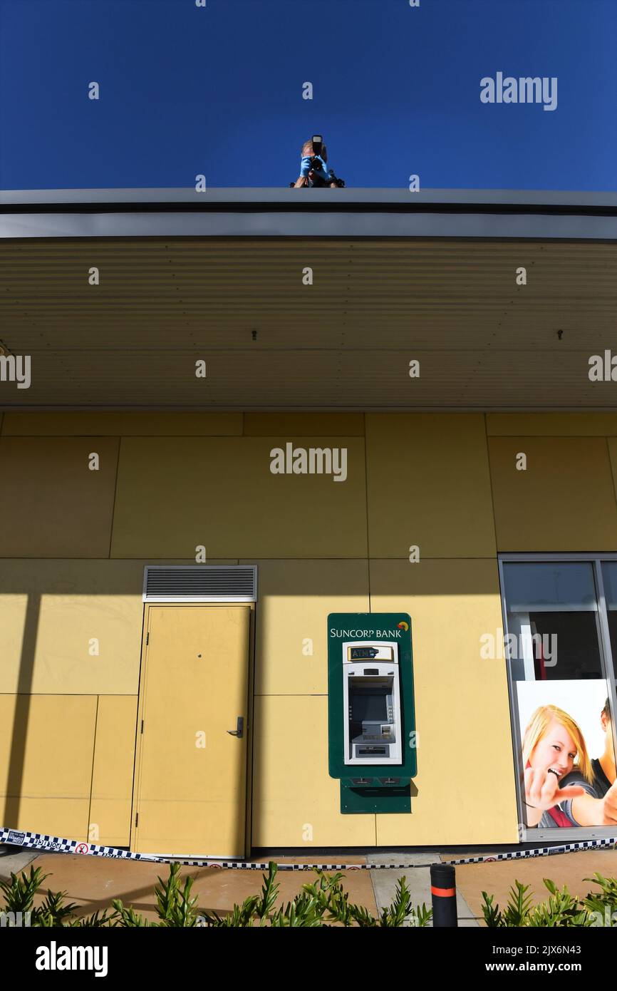 Un ufficiale legale della polizia ispeziona la scena di una rapina di ...