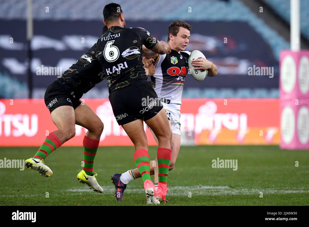 Dylan Edwards (a destra) delle Pantere è affrontato da Bryson Goodwin ...