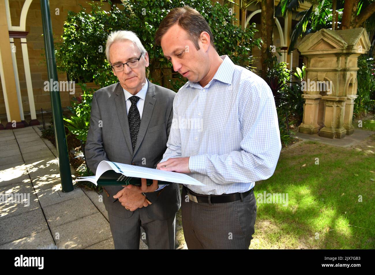 L'ex giudice del tribunale distrettuale Michael Forde (a sinistra) e il ministro degli atti del ...