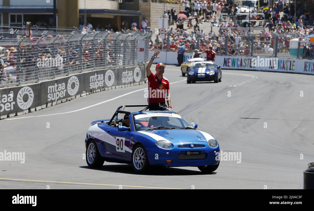 Il pilota del team Shell V Power Racing Fabian Coulthard si lancia alla ...