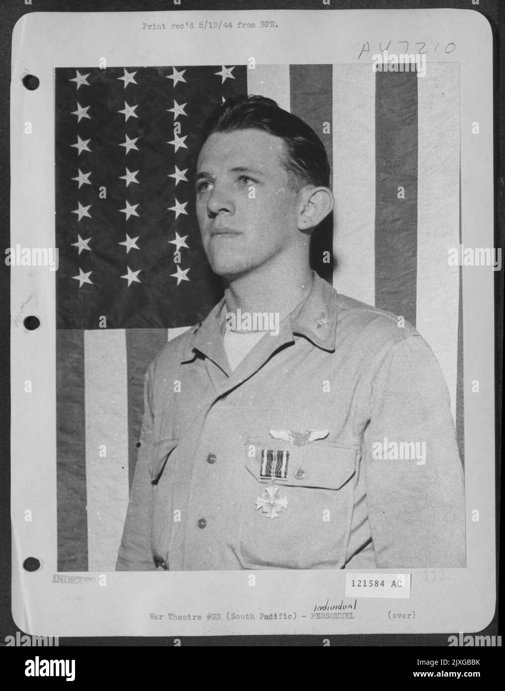 La distinta Croce volante fu presentata al Capitano Joseph J. Lesicka ...