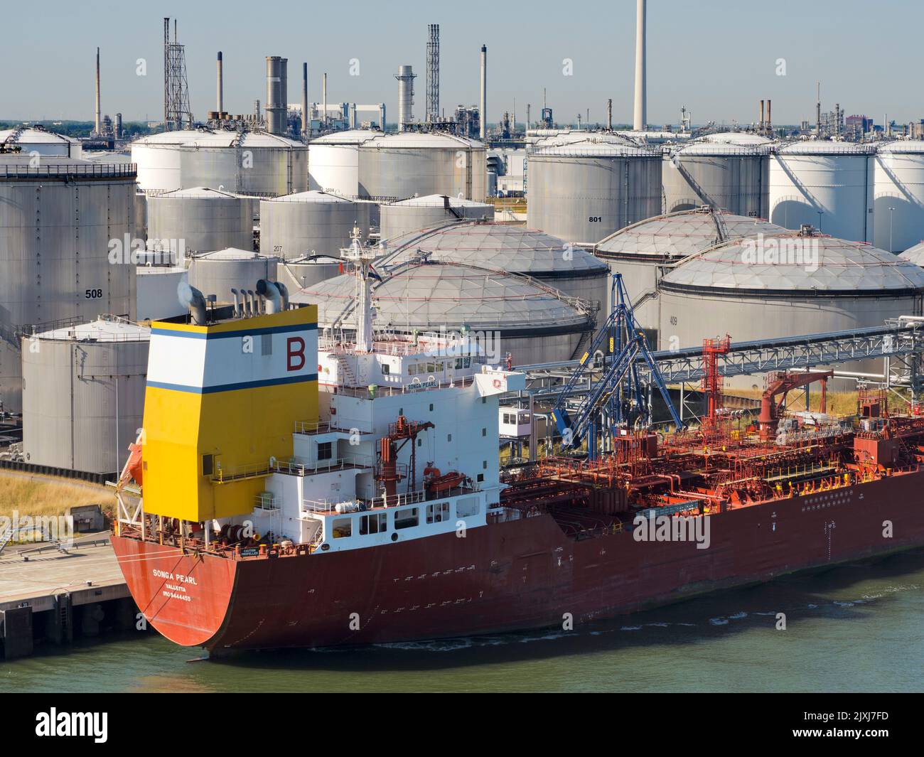 Il porto di Rotterdam è il più grande porto marittimo d'Europa, e il ...