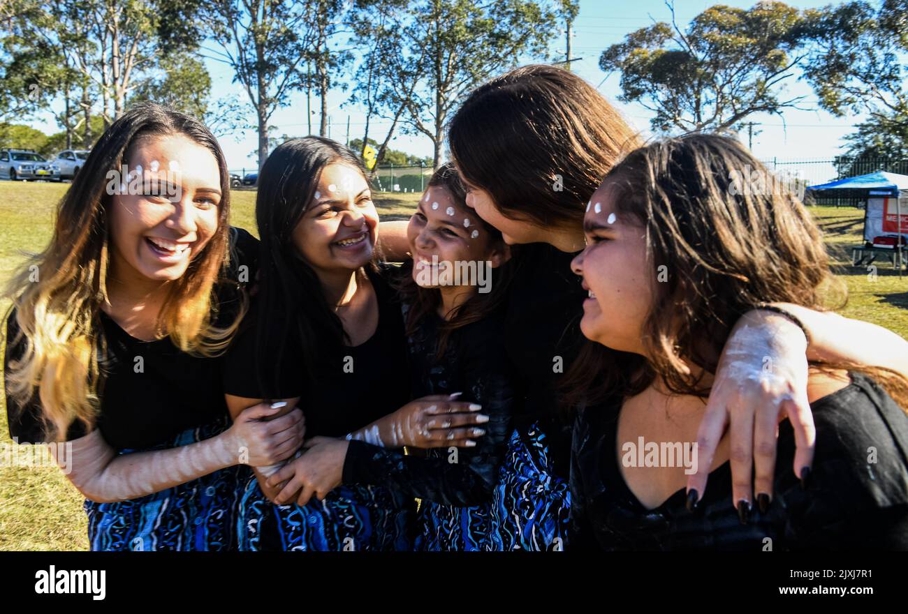 (L-R) i membri del gruppo di ballo Mehi Mob Carley Bates, Aamie Lee ...