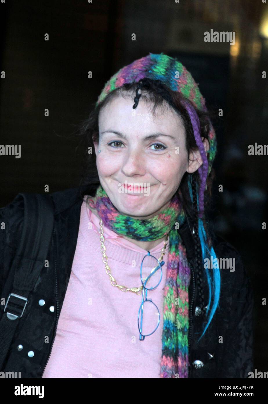 La vittima dell'attacco Axe Sharon Hacker lascia il sito dopo aver dato ...