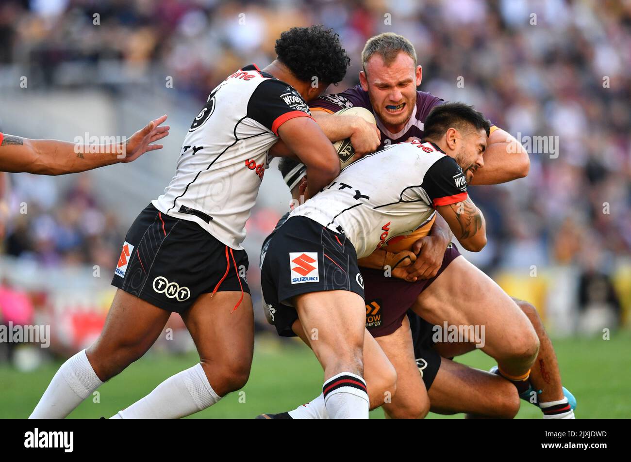 Matt Lodge (al centro) dei Broncos è affrontato da Joseph Vuna (a ...