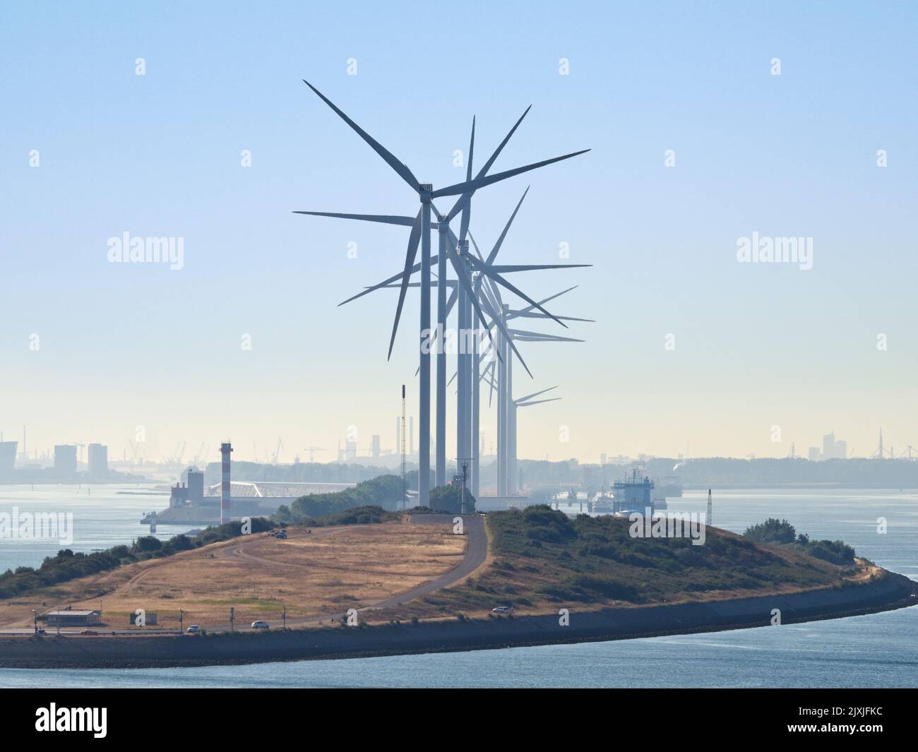 Il porto di Rotterdam è il più grande porto marittimo d'Europa, e il ...