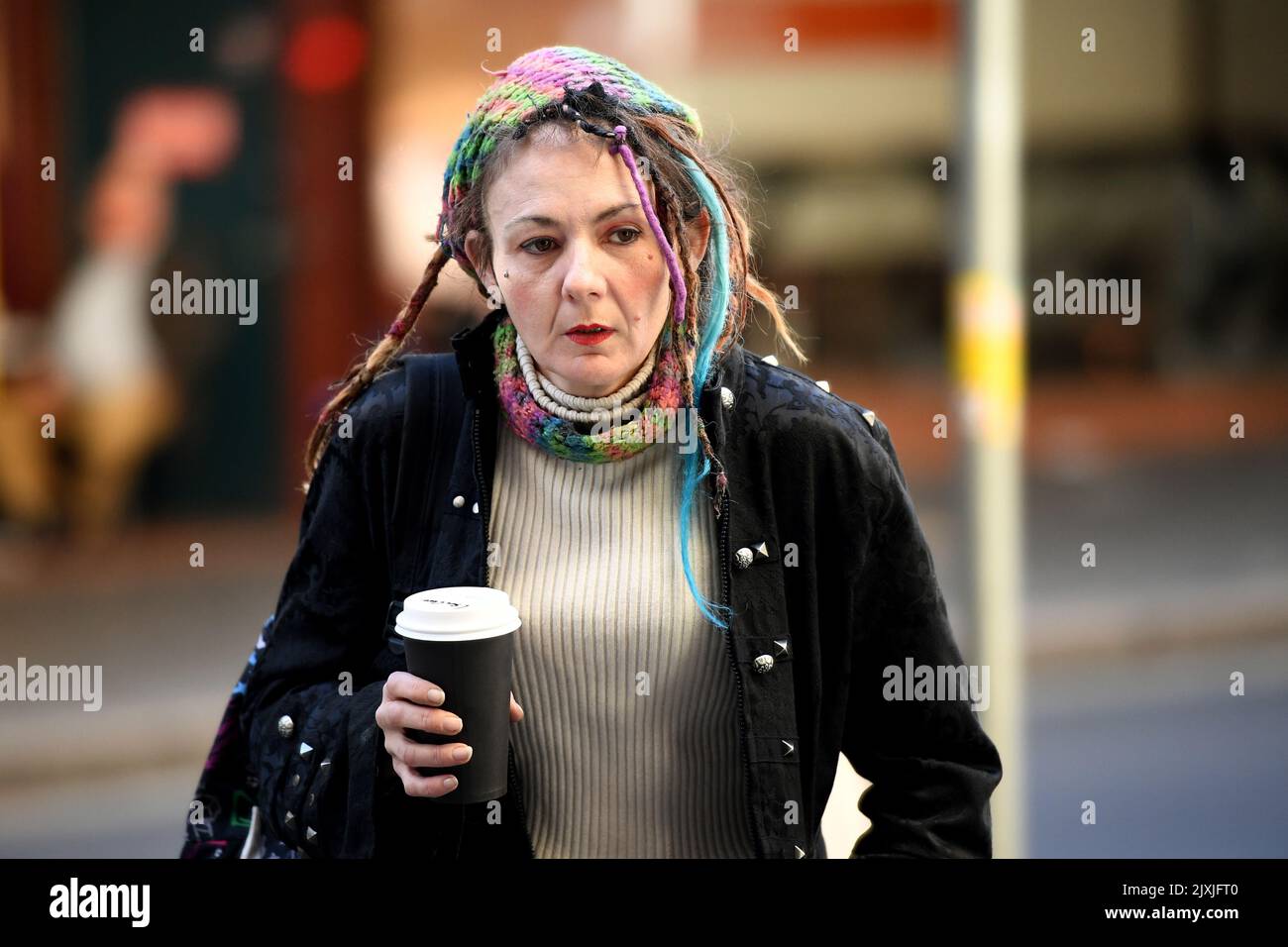 Sharon Hacker, vittima dell'attacco dell'ascia, arriva al Downing ...