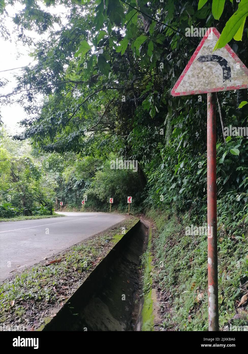 Curva a sinistra cartello stradale e simbolo sulla Cagayan de Oro a ...