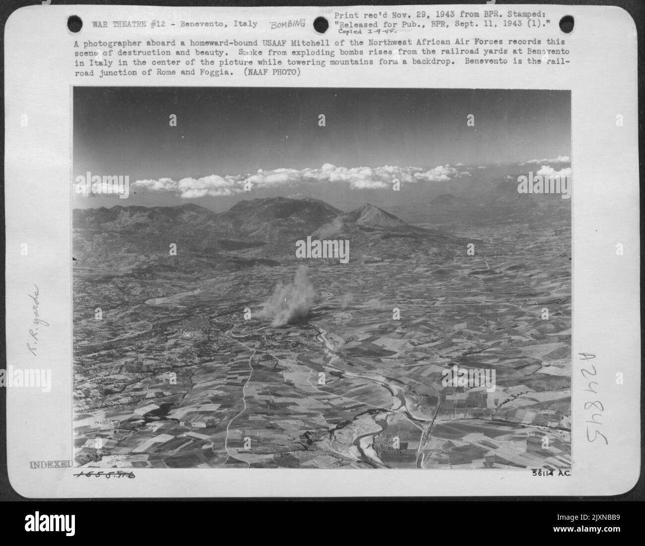 Un fotografo a bordo Di Un USAAF North American B-25 Mitchell of the ...