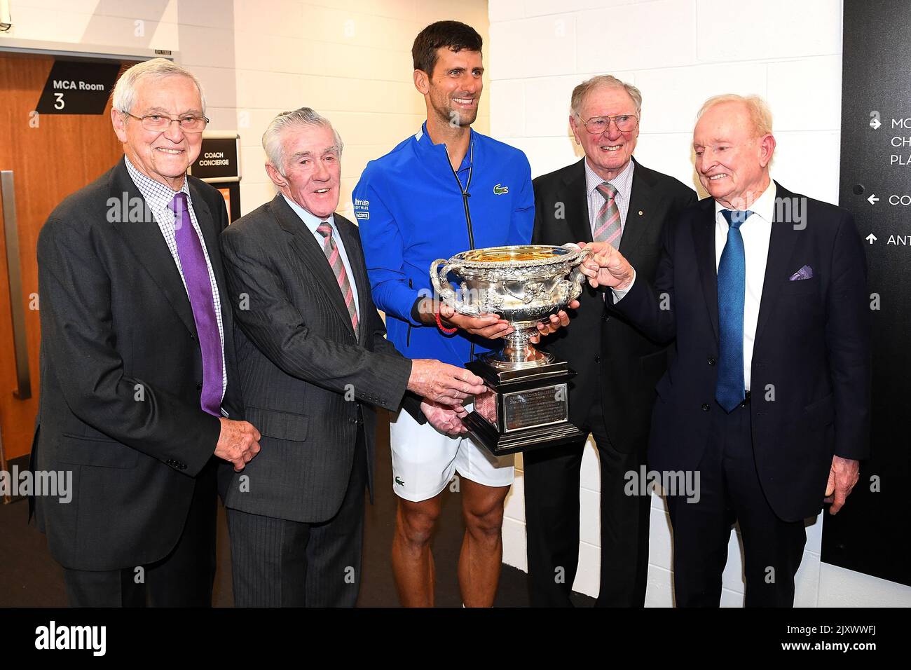 Novak Djokovic di Serbia si congratula con l'ex tennista Roy Emerson (a ...
