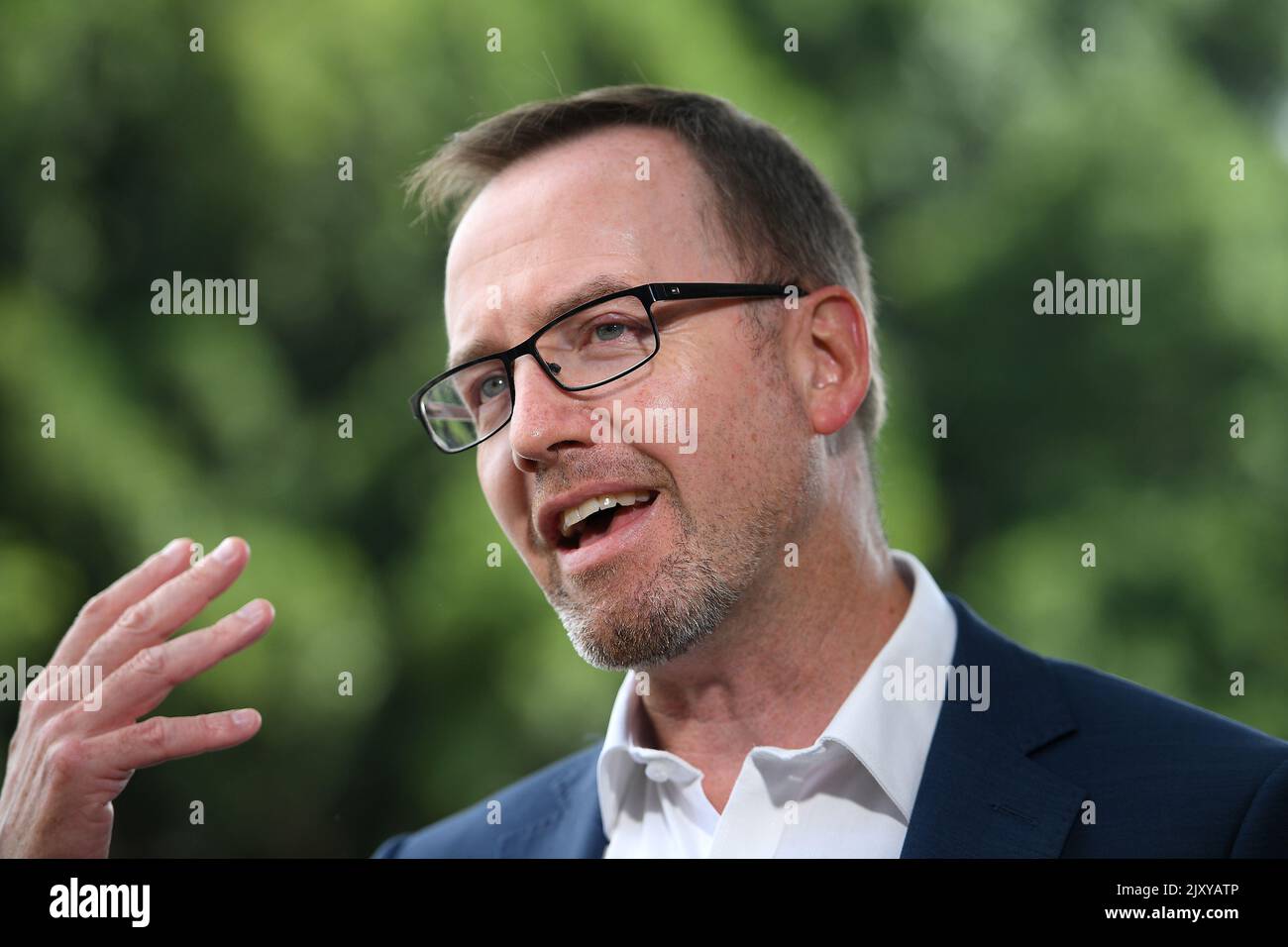 Il NSW Greens MP David Shoebridge si rivolge ai media al di fuori dello ...