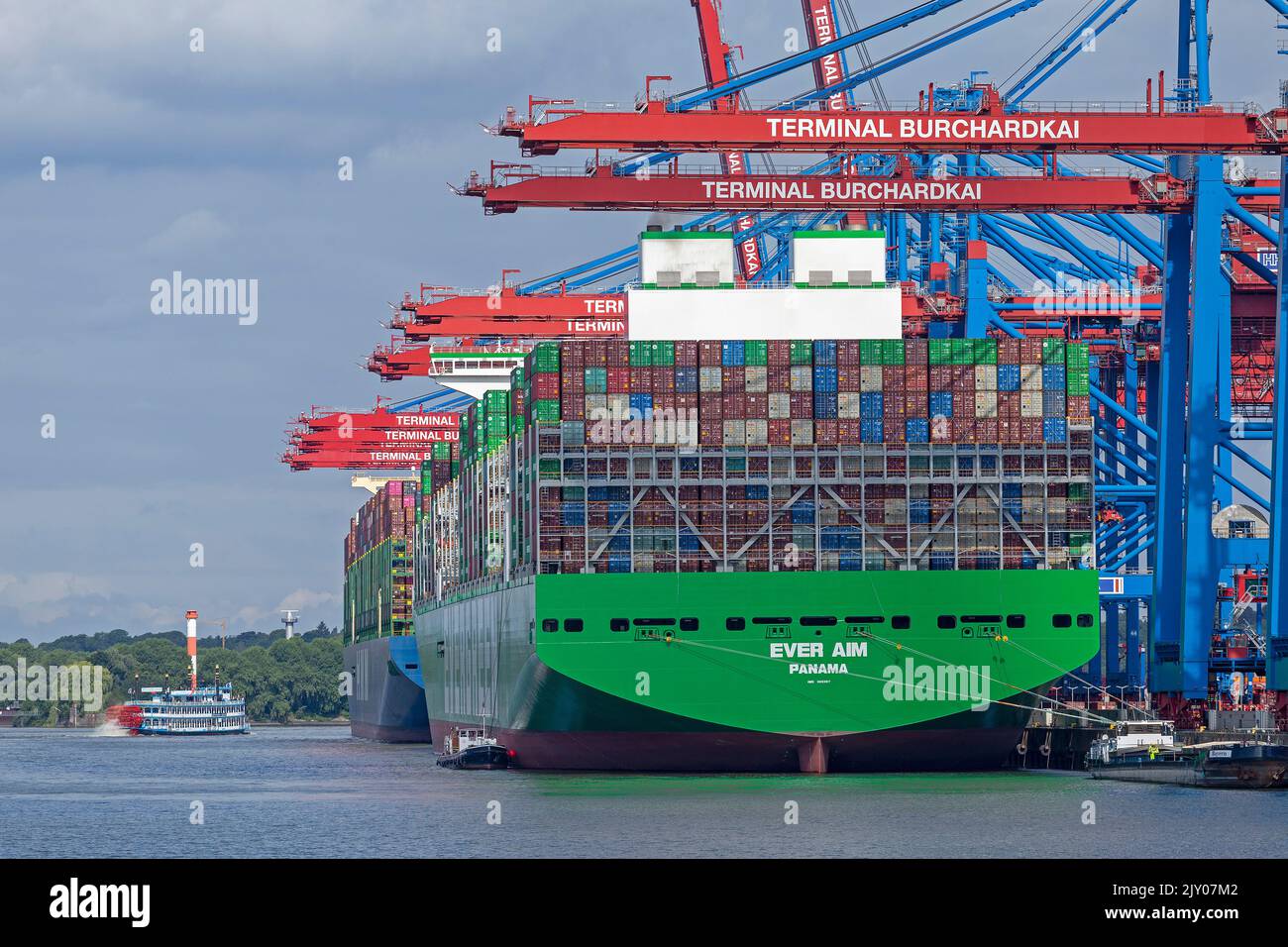 Navi portacontainer e barca da escursione, pale a vapore Louisiana Star ...