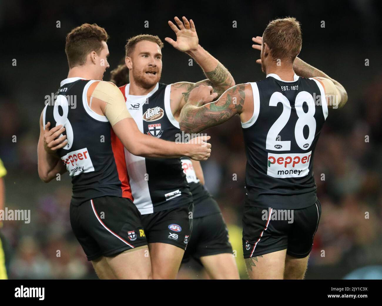 Il Dean Kent of the Saints (centro) festeggia con i compagni di squadra ...