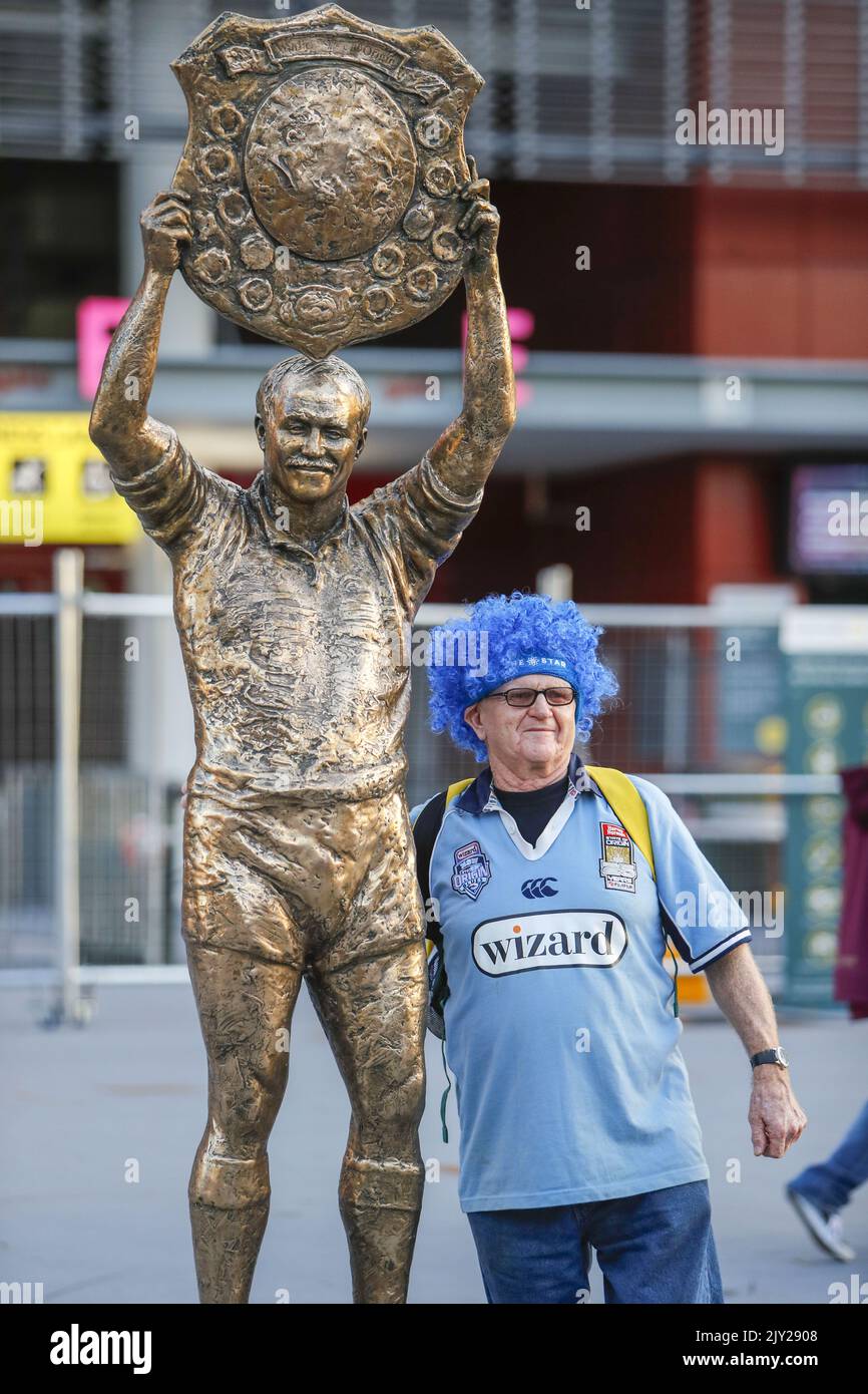 Il fan del NSW Ron Morris (nonno di Fatty Vautin) è visto in piedi ...