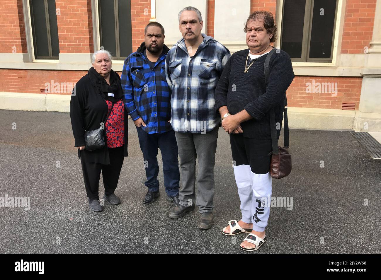 (L-R) la zia di Alf Deon Eades Pearl Woods, il nipote Chris Eades, i ...