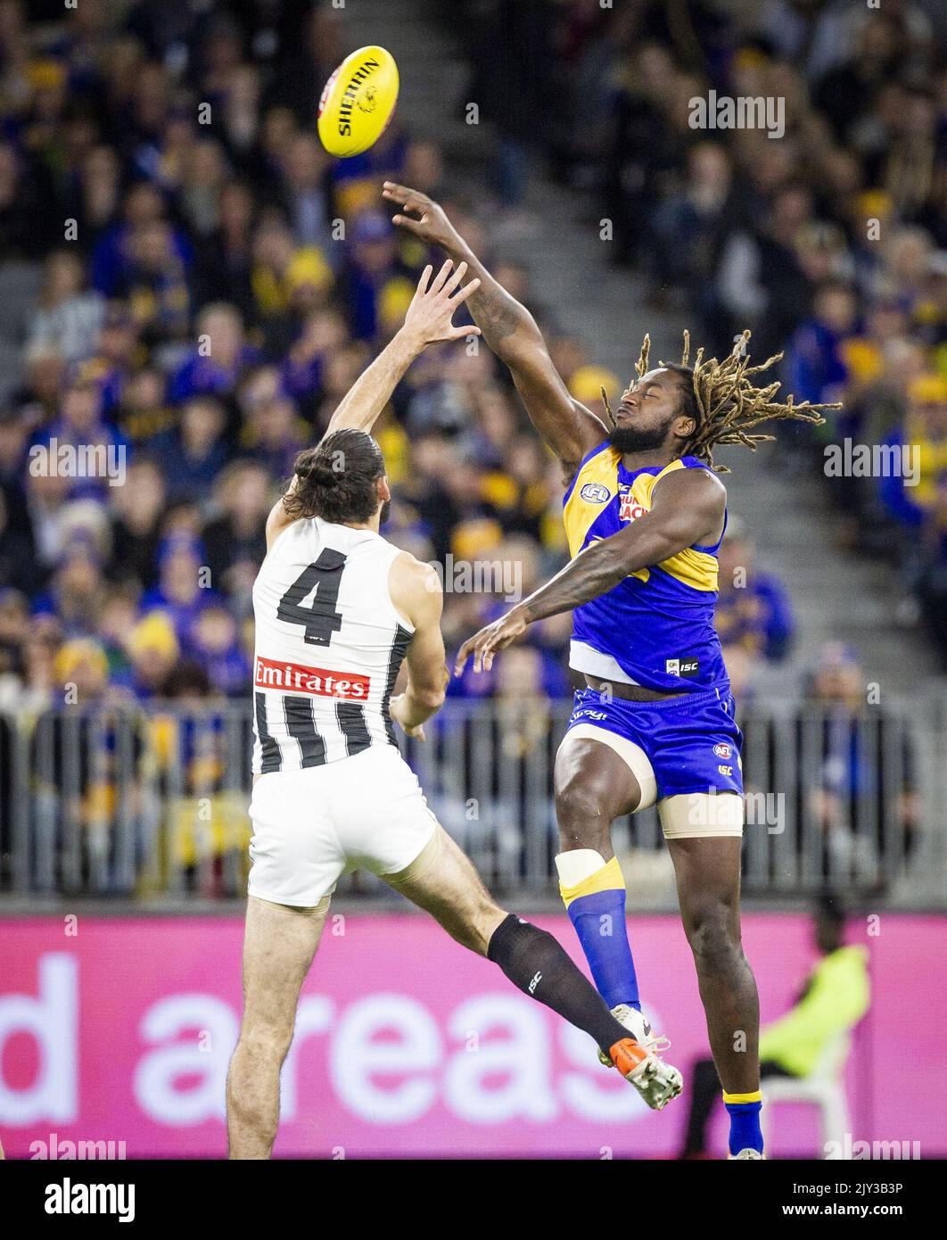 Brodie Grundy di Collingwood e NIC Naitanui delle aquile durante la ...
