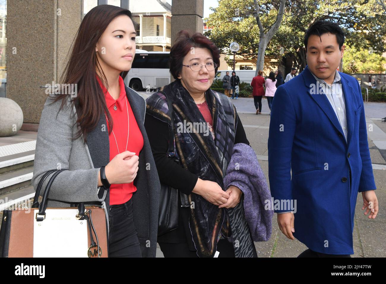 La famiglia di Curtis Cheng (L-R), la figlia Zilvia, la moglie Selina e ...