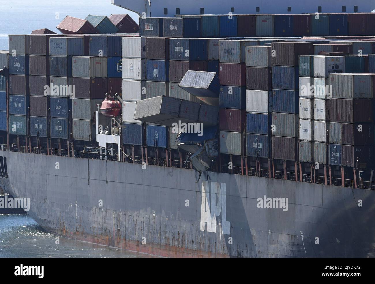I container caduti possono essere visti sulla nave container marcata ...