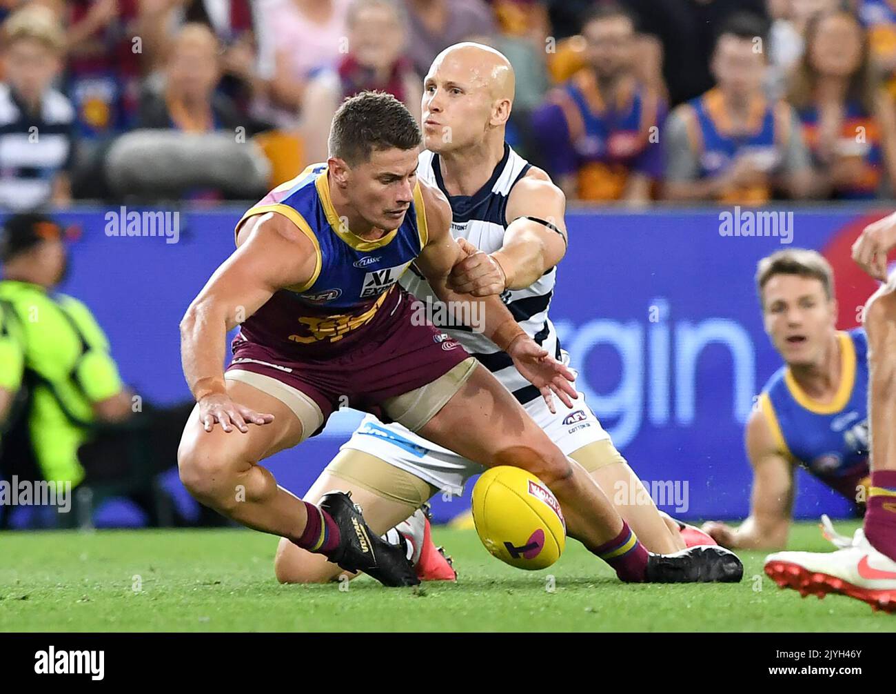 Gary Ablett dei Cats spinge Dane Zorko dei Lions alle spalle prima di ...