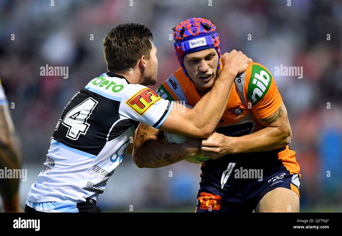 Kalyn Ponga (a destra) dei Cavalieri è combattuta da Luke Metcalf (a ...