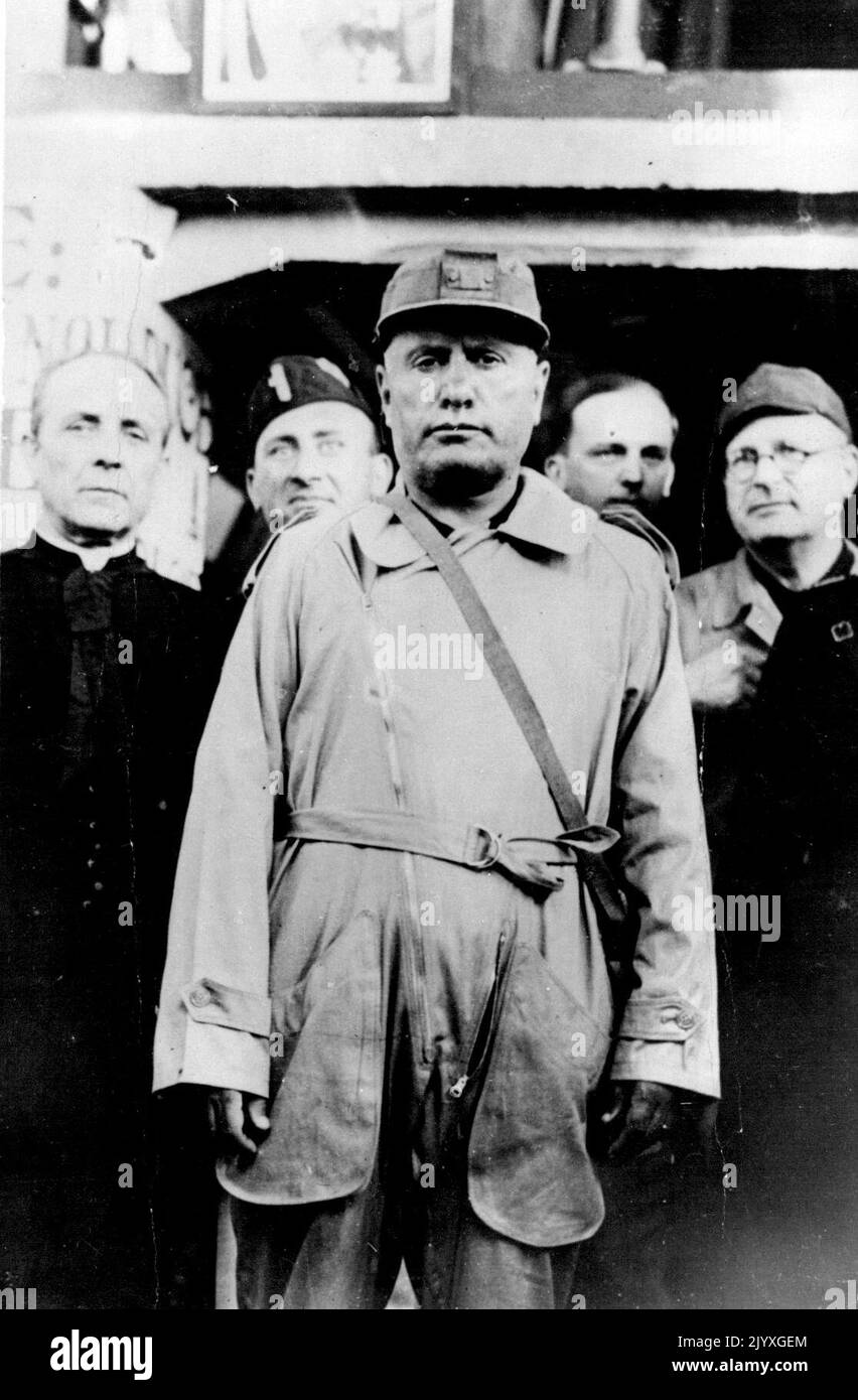 Il signor Mussolini scende In una miniera - Mussolini in tuta prima di ...