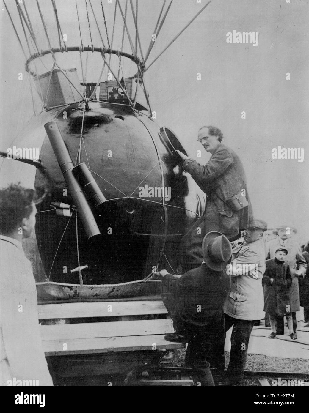 10 miglia in su in una mongolfiera -- Prof. Auguste Piccard che sale nel globo di alluminio ...