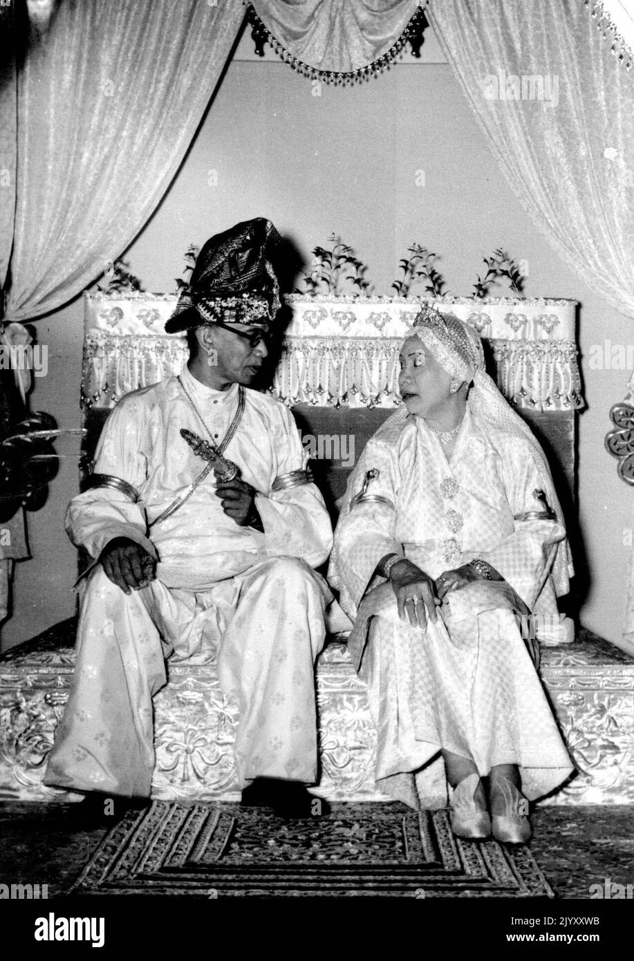 Un sultano è in trono in Malaya -- l'installazione della moglie del ...