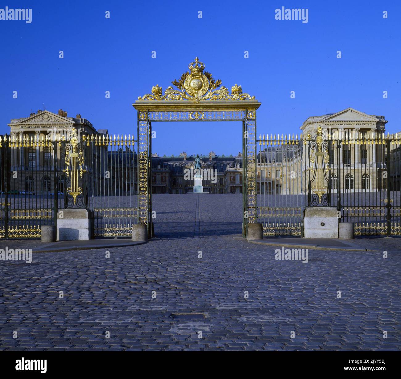 Porte dorate della Reggia di Versailles. Versailles era un castello ...