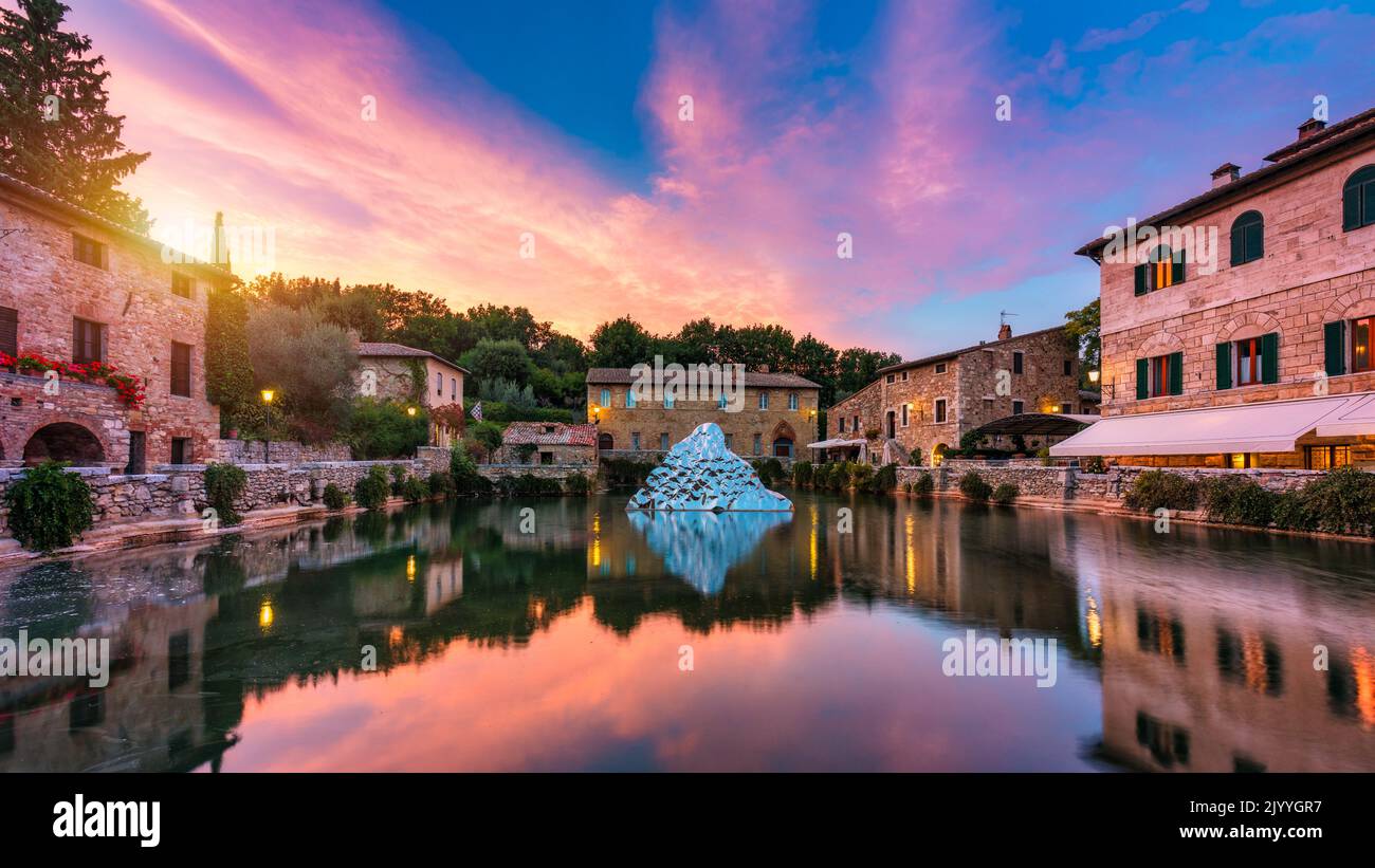 Terme di bagno Vignoni, Italia all'alba. Antiche terme nel borgo ...