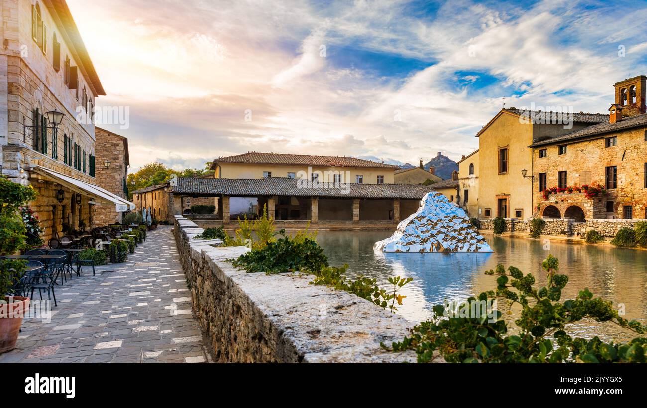Terme di bagno Vignoni, Italia all'alba. Antiche terme nel borgo ...