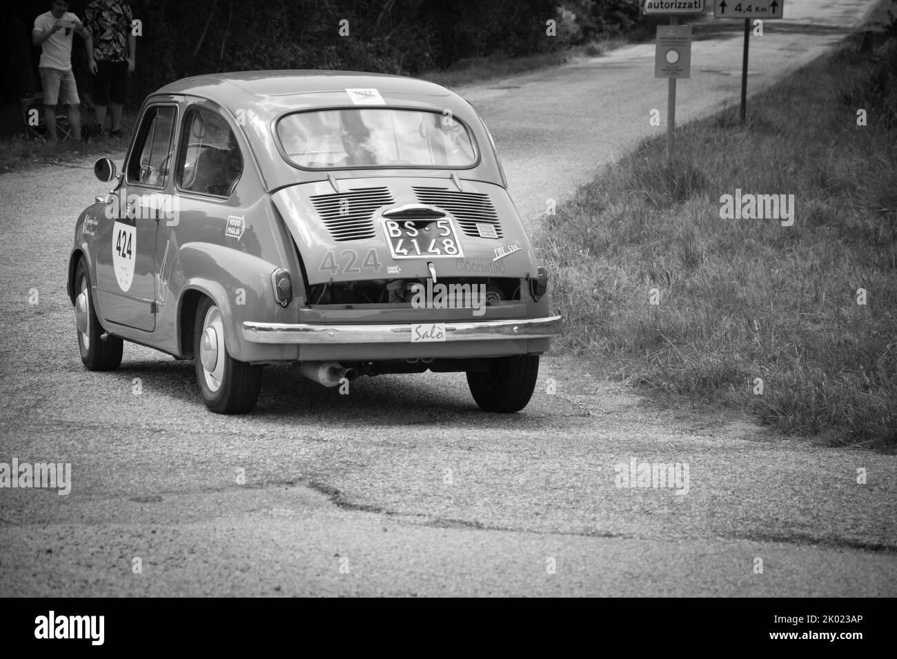 URBINO - ITALIA - GIUGNO 16 - 2022 : FIAT 600 1956 su una vecchia auto ...