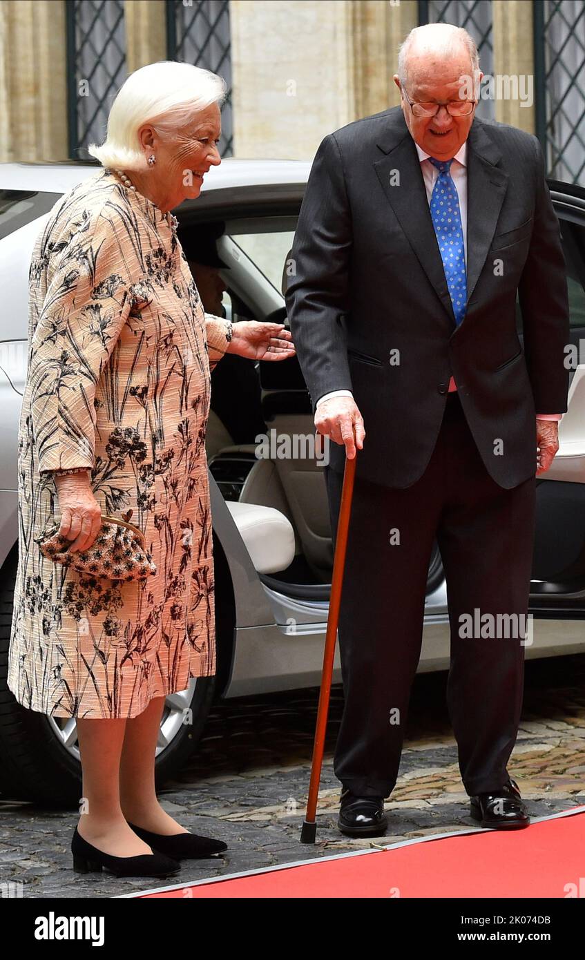 La regina Paola del Belgio e il re Alberto II arrivano per il ...