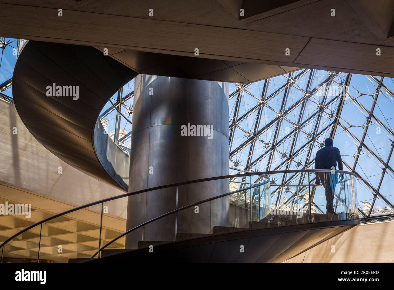 Scala curva nella lobby sotterranea della piramide del Louvre del Museo ...