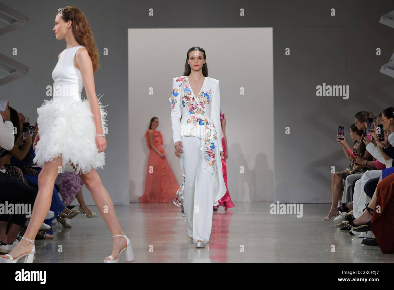 Moda primavera 2023 immagini e fotografie stock ad alta risoluzione - Alamy