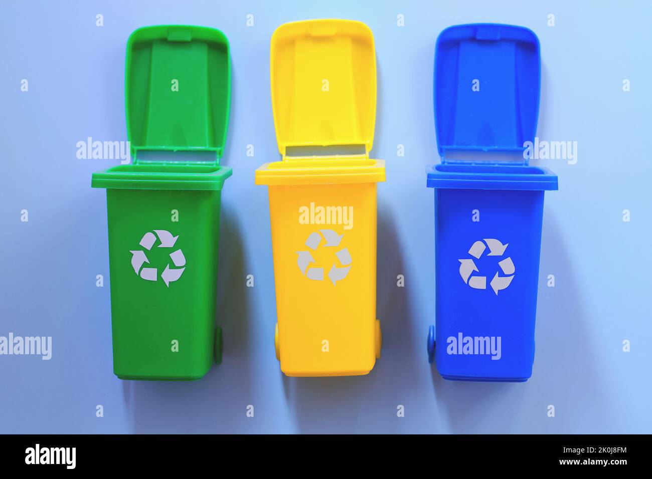 Riciclaggio dei contenitori per rifiuti. Concetto di smistamento dei ...