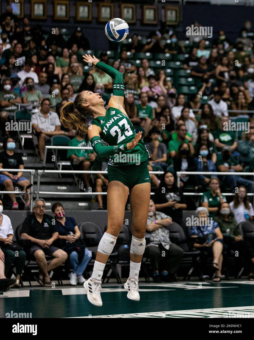 10 settembre 2022 - Hawaii outside hitter Annika de Goede (23) serve la ...