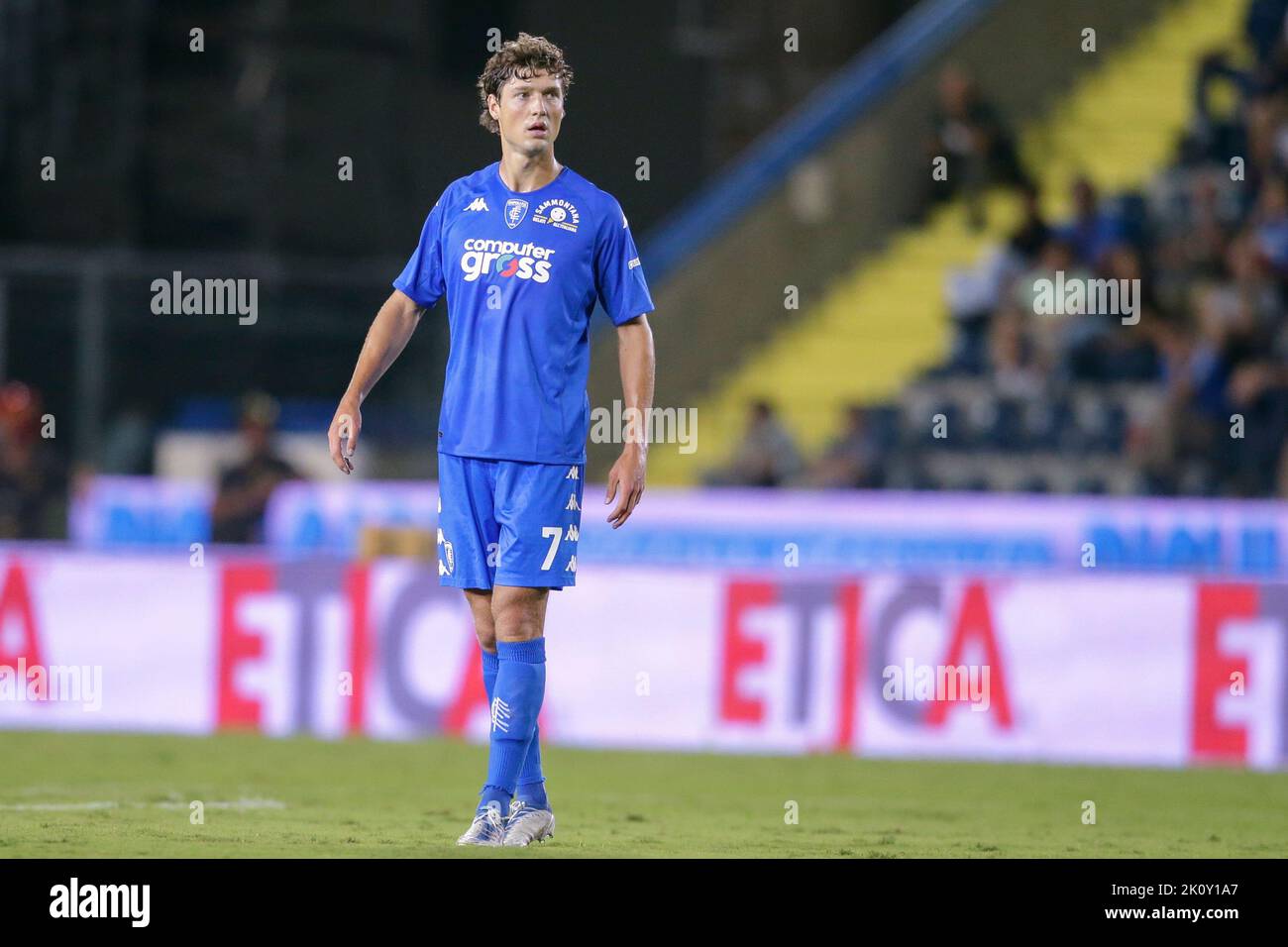Sam Lammers, attaccante olandese di Empoli, guarda durante la Serie Una ...