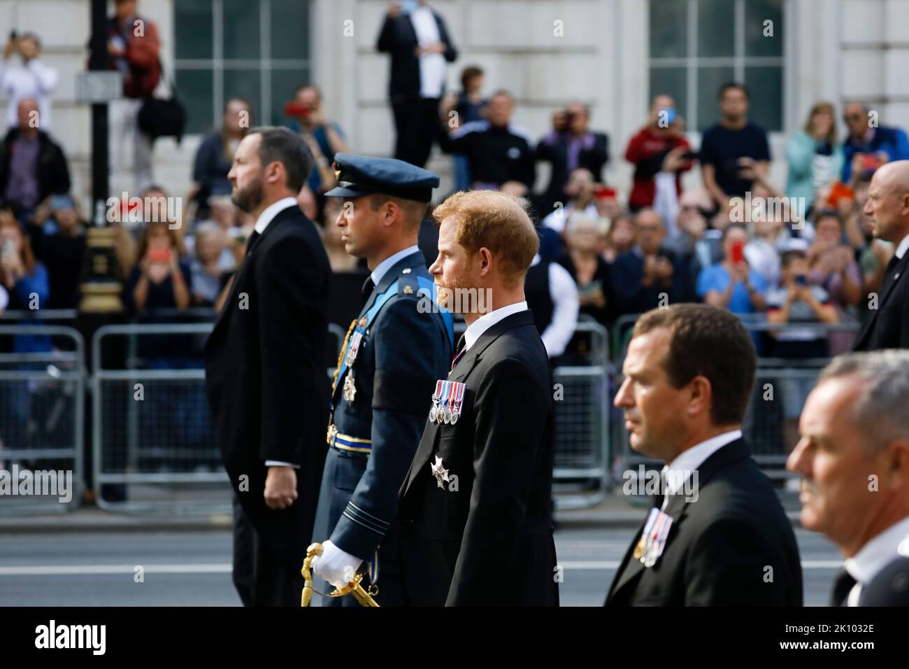 (Dal 2nd a sinistra) il Principe di Galles e il Duca di Sussex e Peter ...