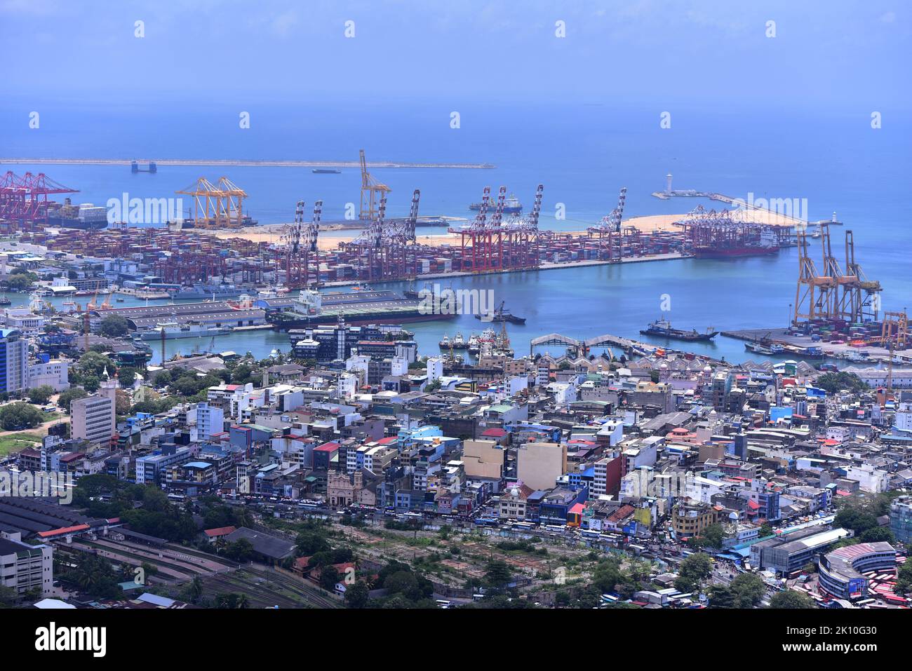 (9/12/2022) Vista del Porto di Colombo dalla Torre di Colombo Lotus, la ...