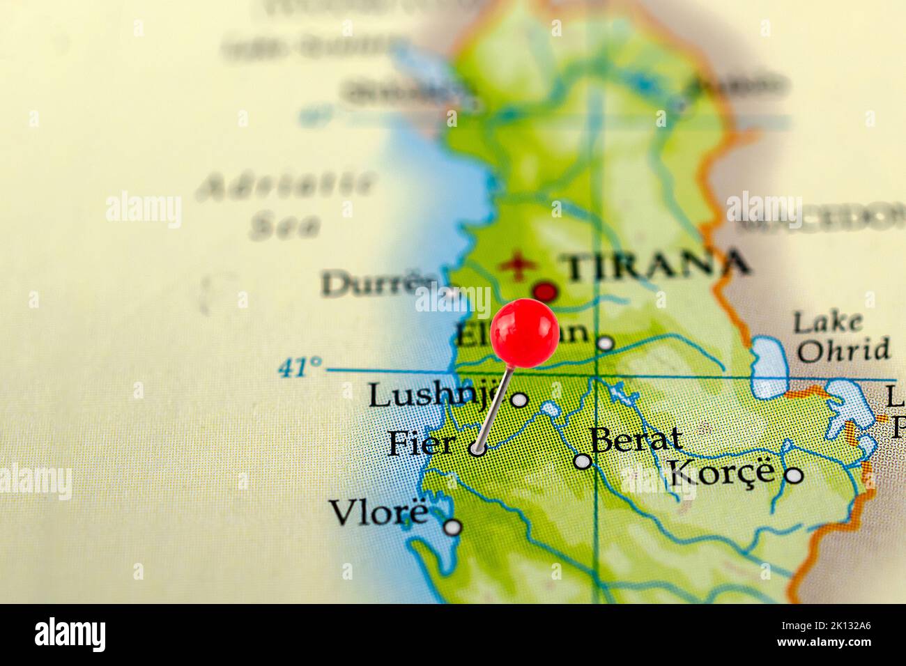 Mappa Fier. Primo piano della mappa Fier con la puntina rossa. Mappa ...