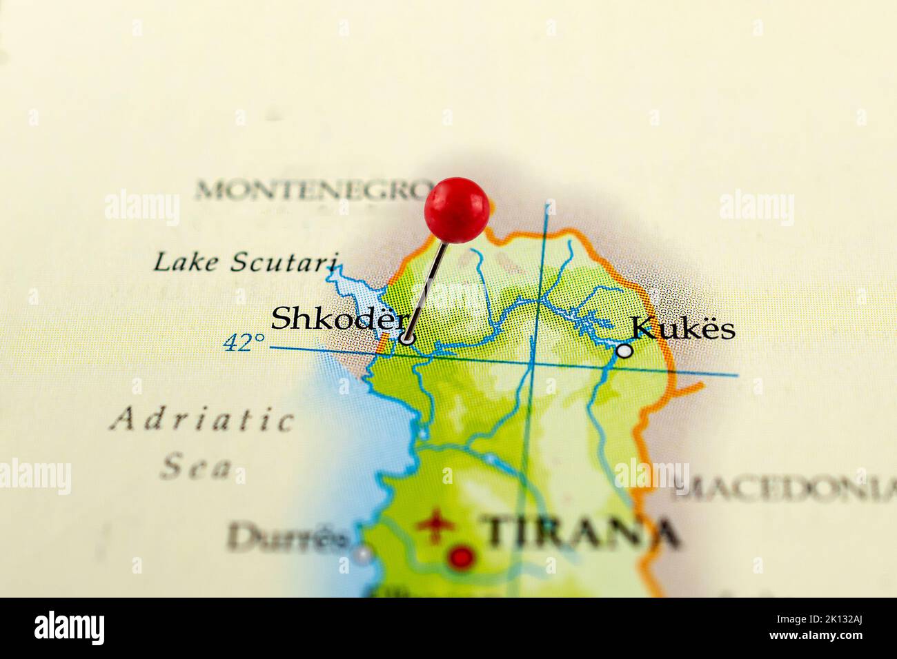Mappa di Shkoder. Primo piano della mappa di Shkoder con il puntino ...