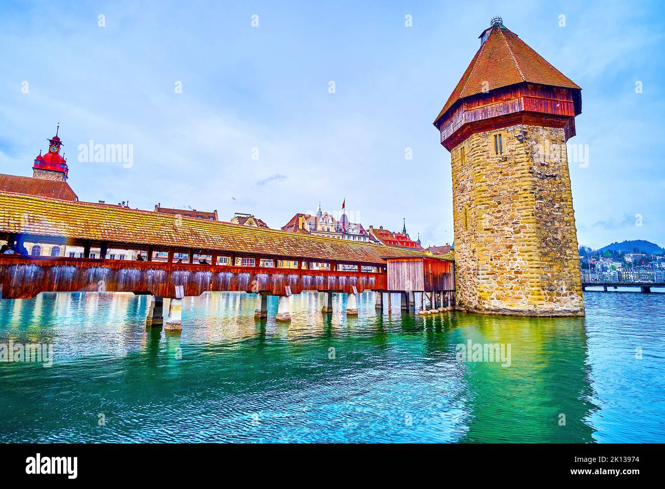 La torre medievale in pietra di Wasserturm, nel mezzo del fiume Reuss ...