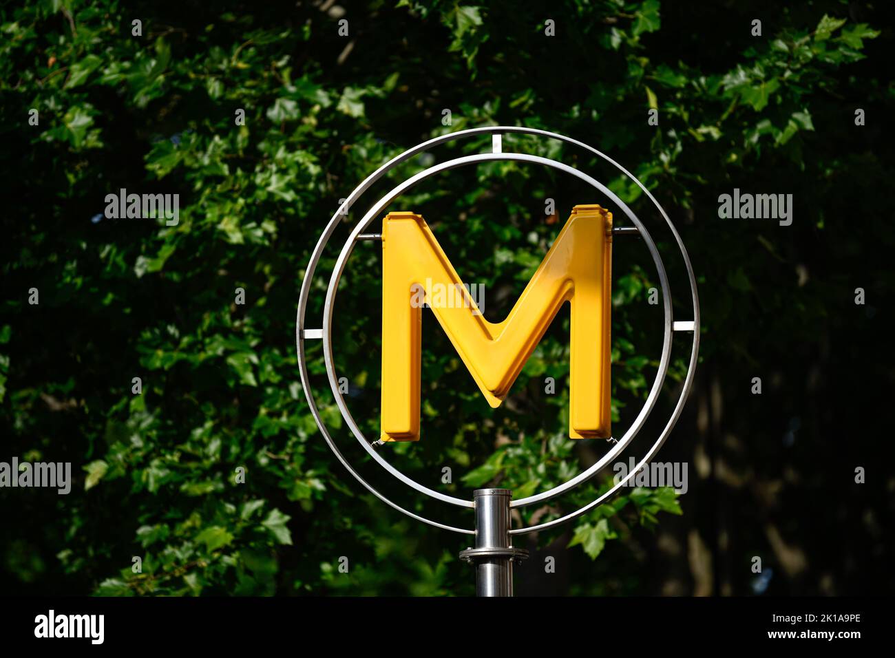 L'immagine mostra un cartello con il logo della metropolitana (simbolo ...
