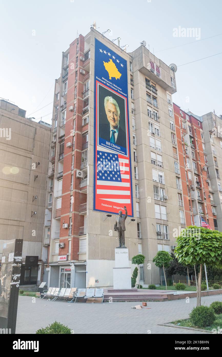 Pristina, Kosovo - 5 giugno 2022: Bill Clinton Boulevard con la statua ...
