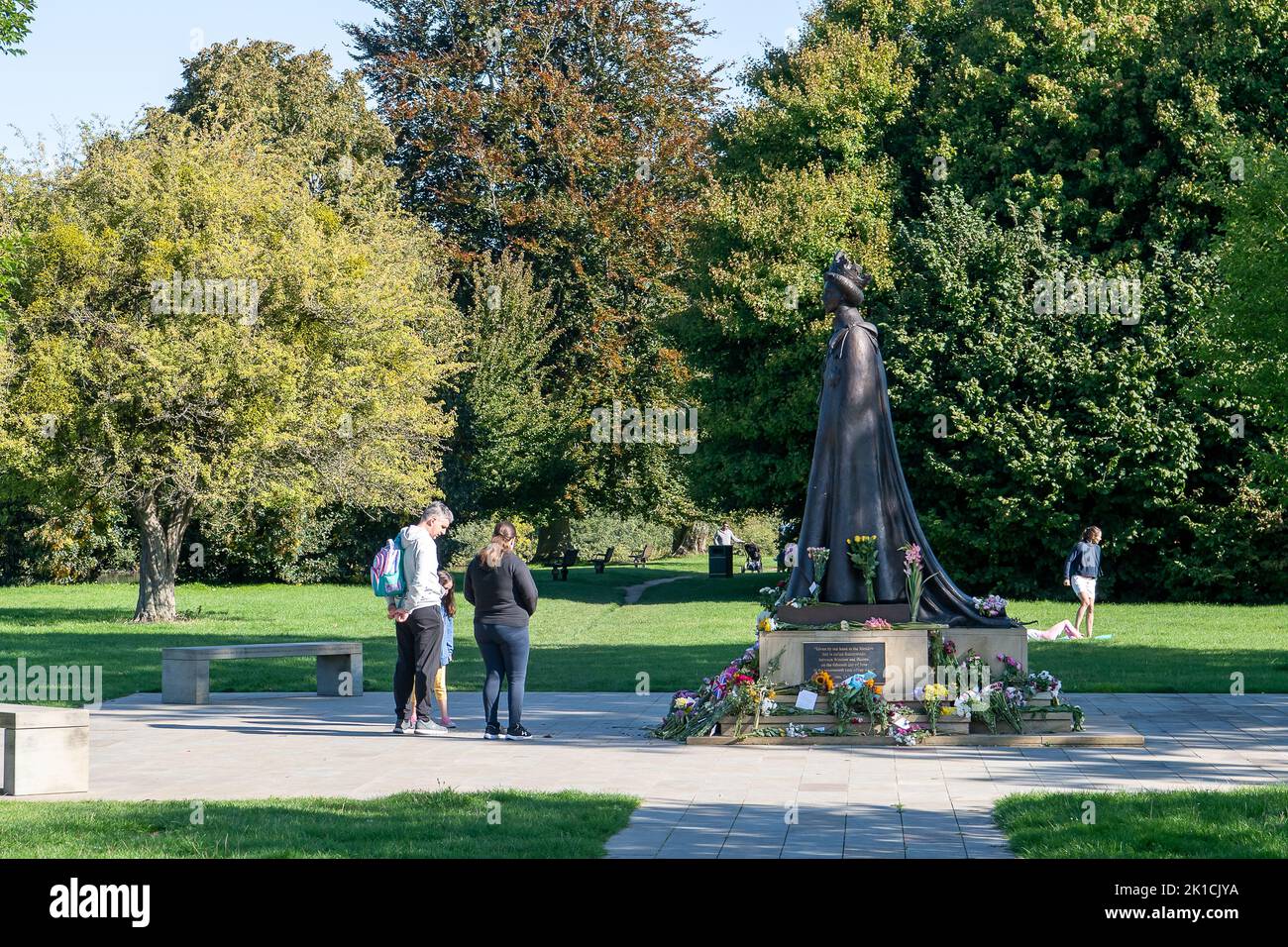 Hm regina elisabetta ii magna carta statua immagini e fotografie stock ...