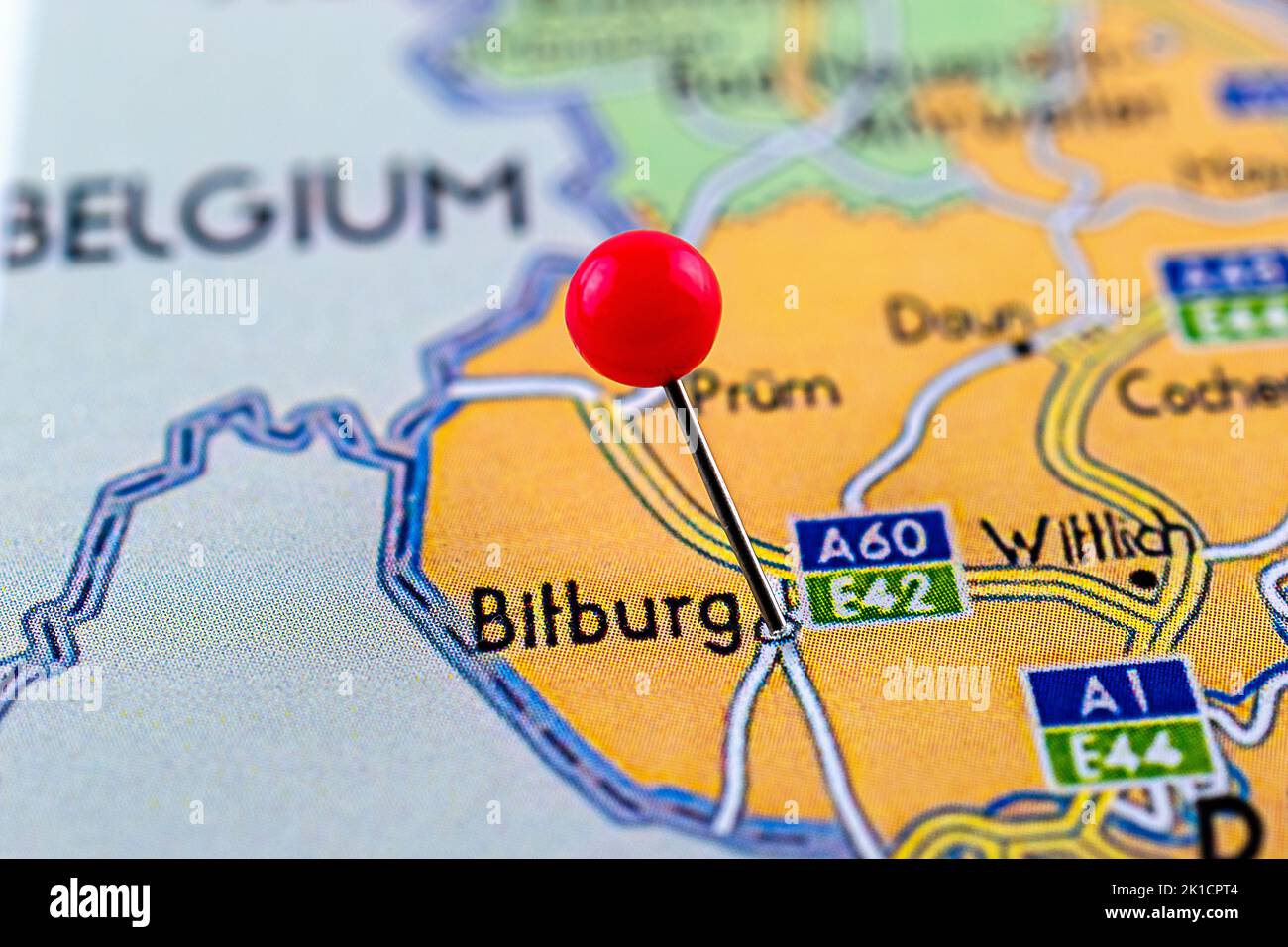 Mappa di Bitburg. Primo piano della mappa di Bitburg con la puntina ...