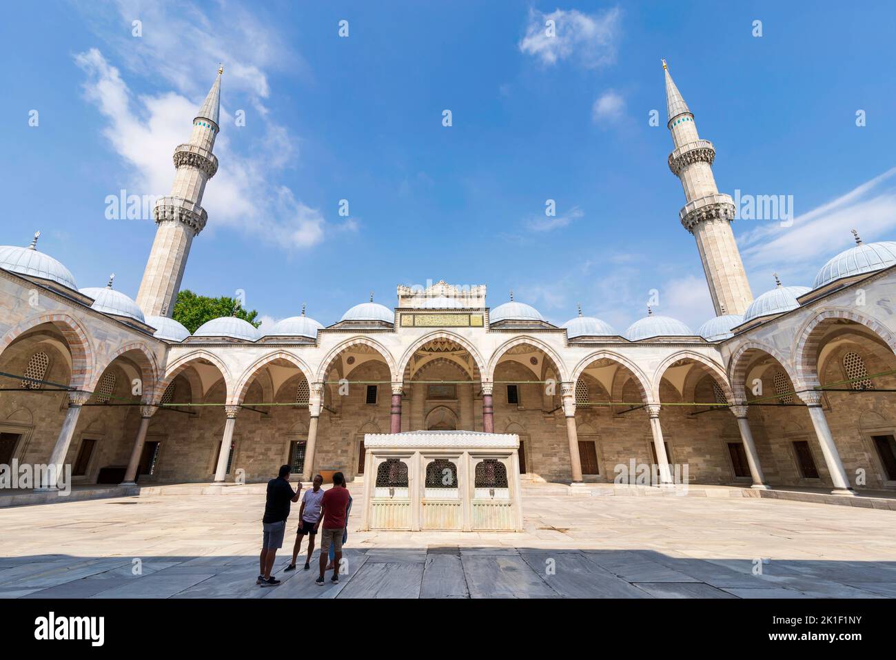 Istanbul, Turchia - 26 agosto 2022: Moschea Suleymaniye con pochi ...