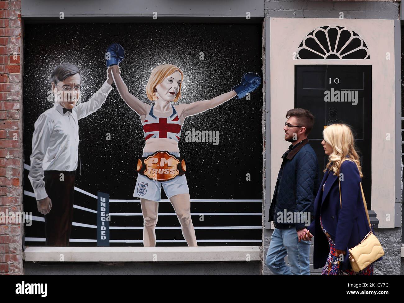 Un murale raffigurante Liz Truss che batte Rishi Sunak nella leadership ...