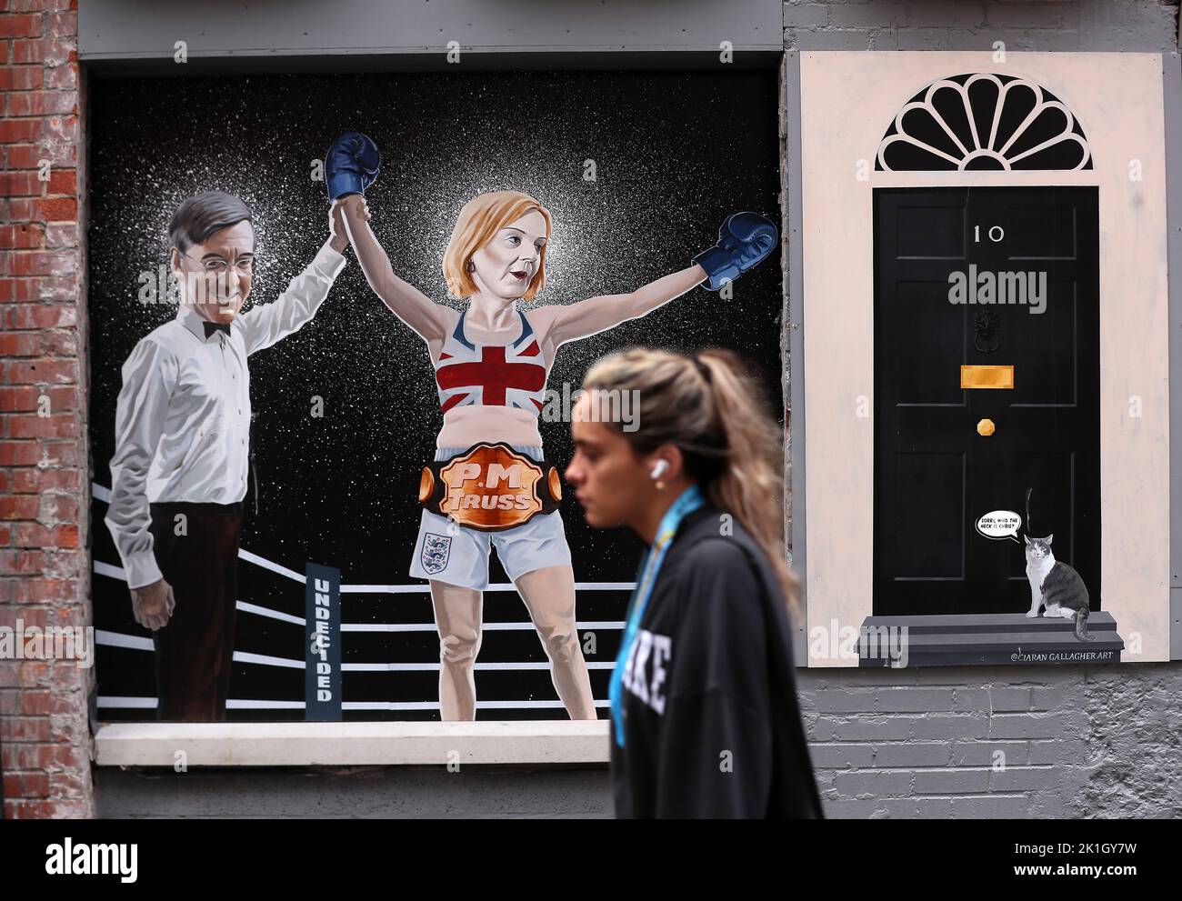 Un murale raffigurante Liz Truss che batte Rishi Sunak nella leadership ...